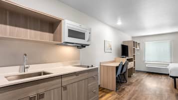 Quarto standard, 1 cama King, para não fumantes | Escrivaninha, espaço de trabalho para notebook