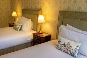 Quarto Duplo ou Twin Deluxe, vista para o jardim | Secretária, secretária adequada para computadores portáteis 
