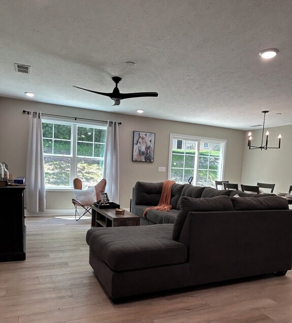 Charming, Modern, New Construction Retreat Right In The Heart Of Etown - 伊麗莎白