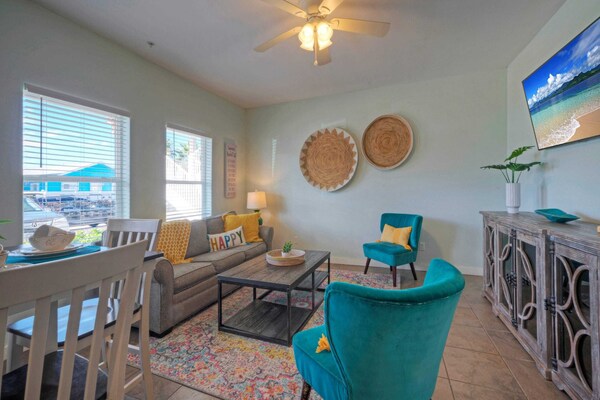 Sleeps 10 Two Condos. Pet-friendly + Beach Access - Port Aransas, TX