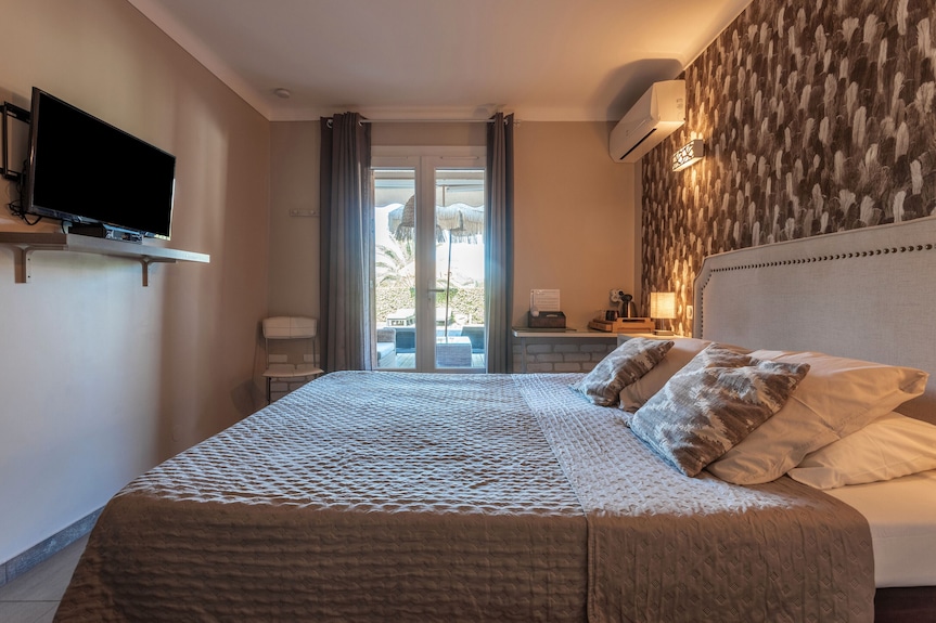 Chambre "Premium 2" Avec Piscine Partagée, Wi-fi Et Climatisation - Côte d'Azur