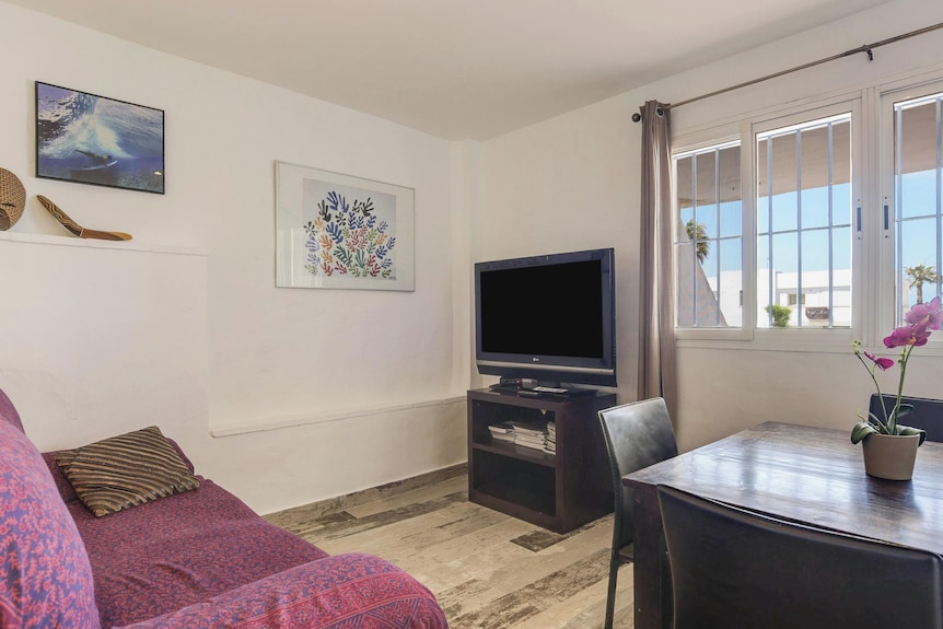 "Apartamento En La Playa Con Wifi" Cerca De La Playa Con Vistas Al Mar, Wi-fi Y Terraza. - Tarifa