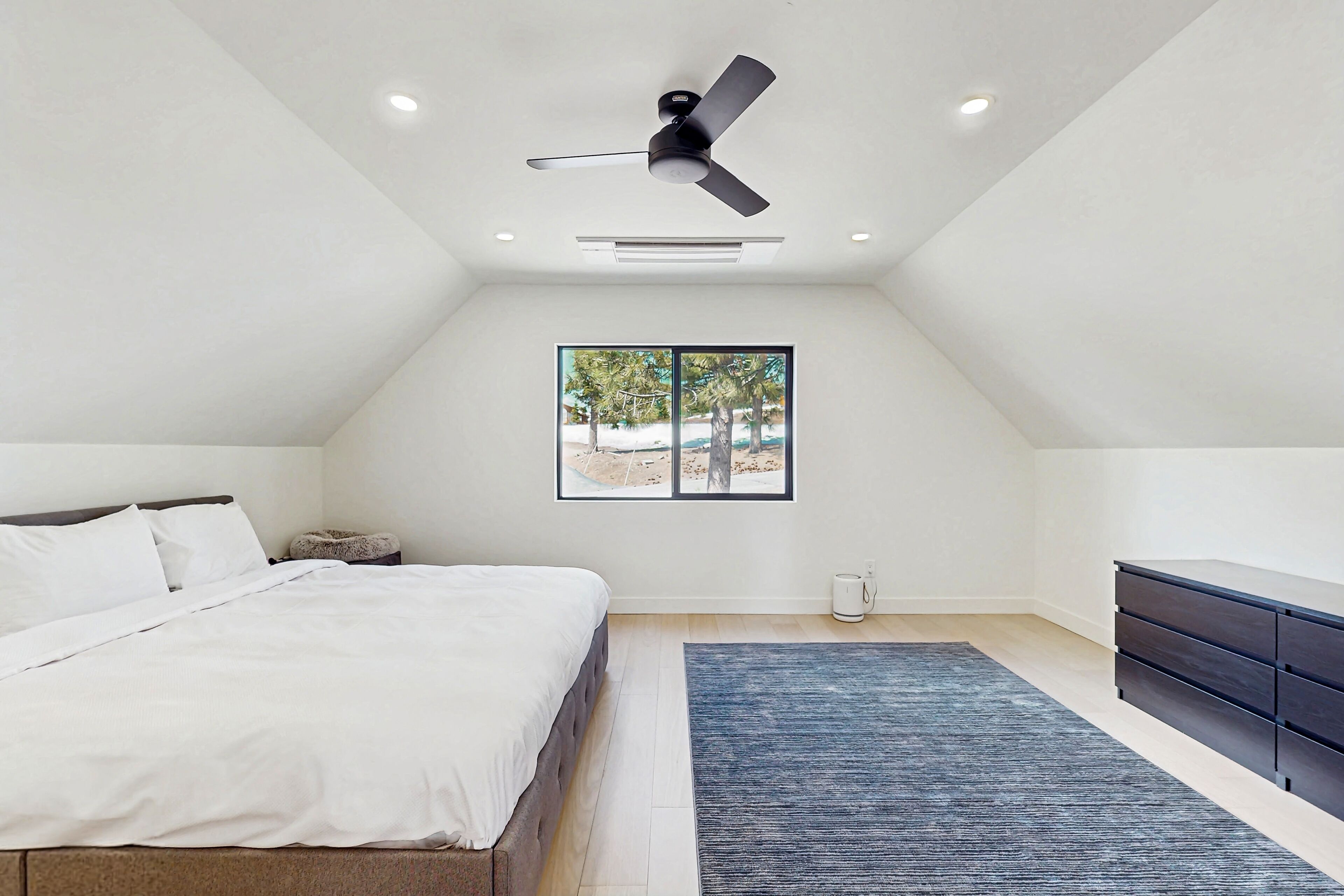 Modern Home W/ Mountain View, Deck, Gaming, Hot Tub And Pool Access & Fireplace - Truckee, CA