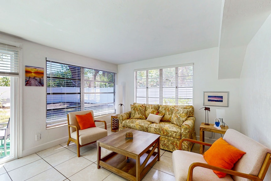 Bright, Airy And Centrally Located With Fenced Yard, Dog Friendly, Close To Gulf - Sarasota