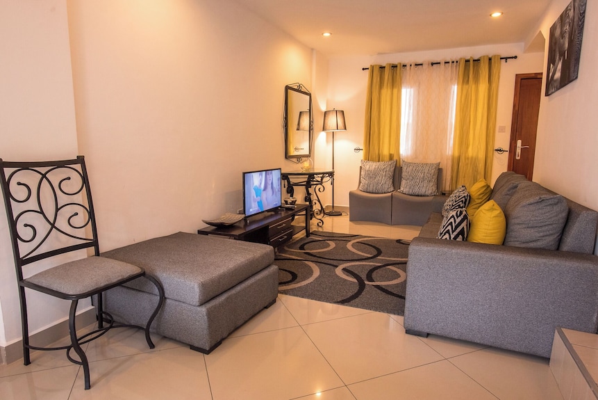 Luxury 4 Bedroom Townhouse With Swimming Pool In Tranquil East Legon, Accra - Accra