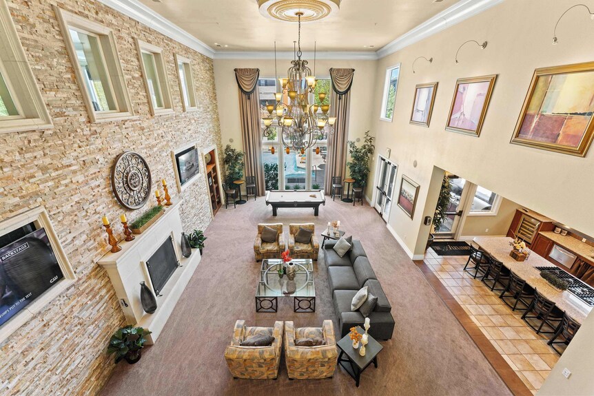 Spacious 2br 2ba Apartment Pool, Gym & Theater - Reno