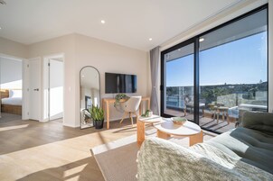 Apartamento urbano, sacada, vista para a cidade | Área de estar | TV de tela plana 50 polegadas com canais digitais