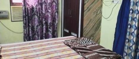 Secretária, roupa de cama fornecida