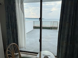 Quarto Triplo Standard, varanda, vista para o oceano | Secretária, secretária adequada para computadores portáteis