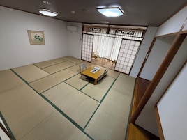 Quarto em estilo japonês, varanda, vista para o oceano | Secretária, secretária adequada para computadores portáteis