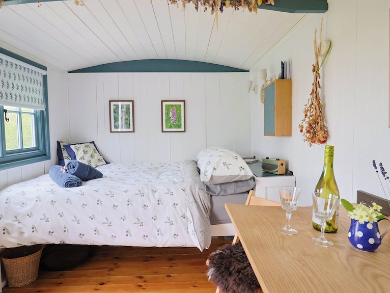 Oak Shepherd Hut, Pet Friendly, With Open Fire In Charmouth - Charmouth