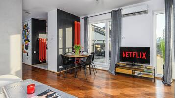 Apartamento conforto, varanda coberta, vista para a cidade | Área de estar | TV LCD 40 polegadas com canais a cabo