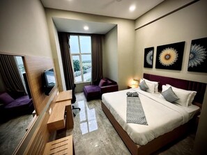 Quarto Duplo Executivo, vista para a piscina | Cofre no quarto, ferro/tábua de engomar, Wi-fi grátis 