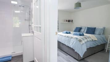 1 quarto, com decoração personalizada, com mobília individualizada