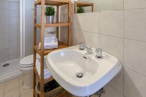 Apartamento Standard, 1 quarto (Graceful House in Monterosso) | Casa de banho | Um polibã, um secador de cabelo, um bidé, toalhas fornecidas