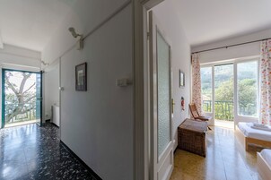 Apartamento standard, vários quartos (Lovely Flat in Monterosso) | 2 quartos, ferros/tábuas de passar roupa, Wi-Fi de cortesia