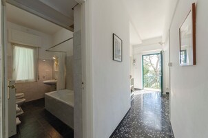 Apartamento standard, vários quartos (Lovely Flat in Monterosso) | Banheiro | Chuveiro, secador de cabelo, bidê, toalhas de banho