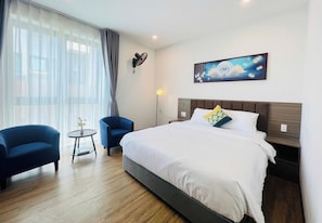 Quarto Duplo, Vista para a cidade | Edredões de penas, secretária 