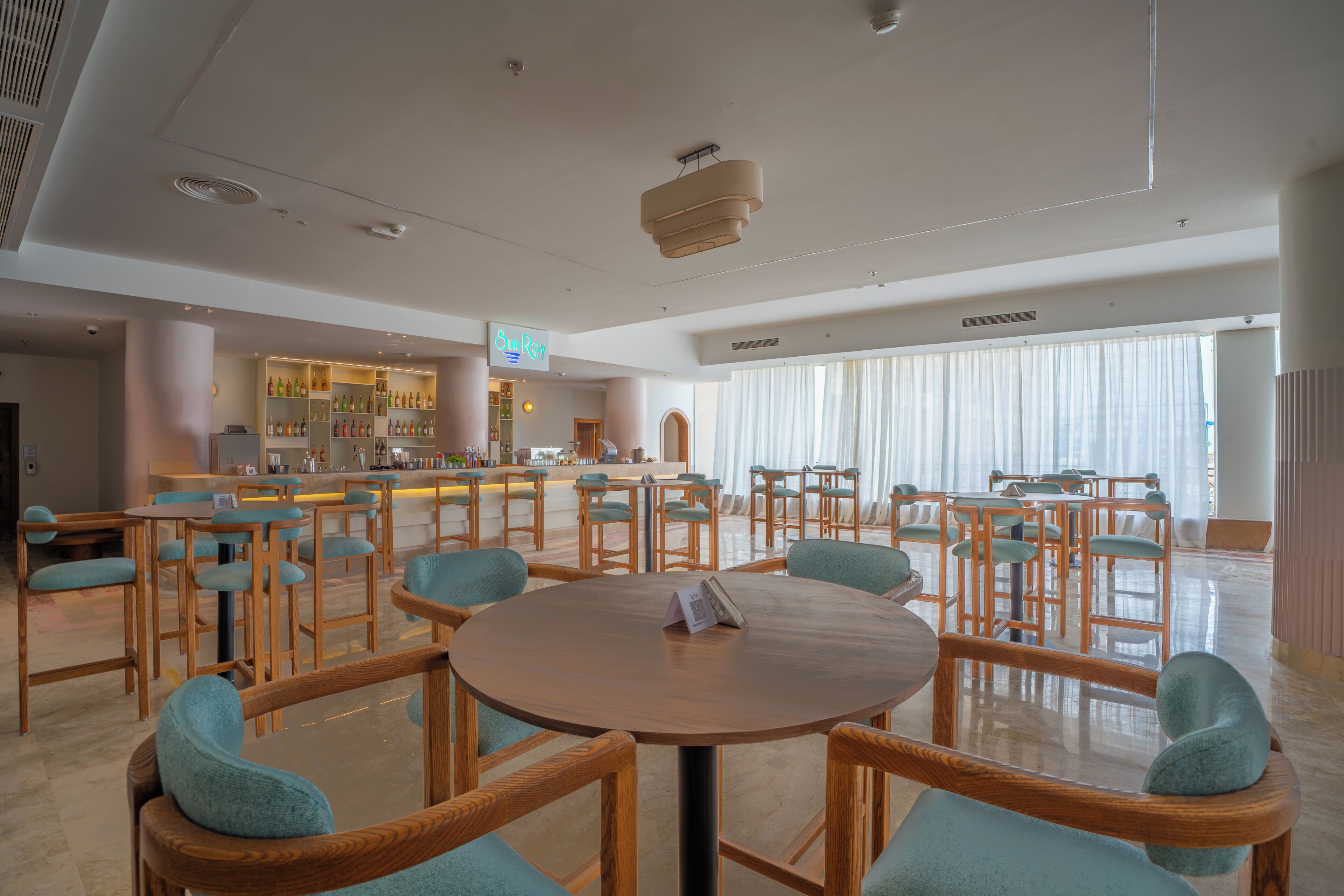 5 bares/lounges 