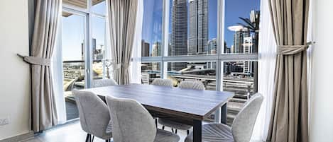 Apartamento, sacada, vista para a cidade | Opções para refeição no quarto