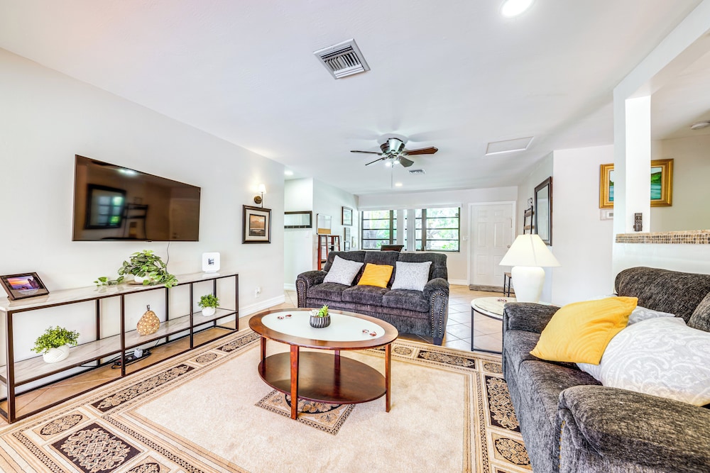 Walk To Dining & Shopping: Pompano Beach Home! - Deerfield Beach, FL