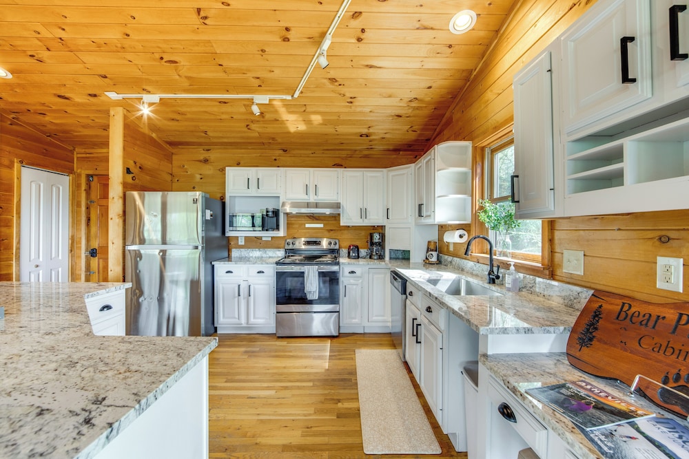 10 Mi To Waynesville: Cabin W/ Hot Tub & Mtn Views - Maggie Valley, NC
