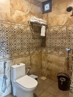 Chuveiro, toalhas de banho, sabonete, shampoo