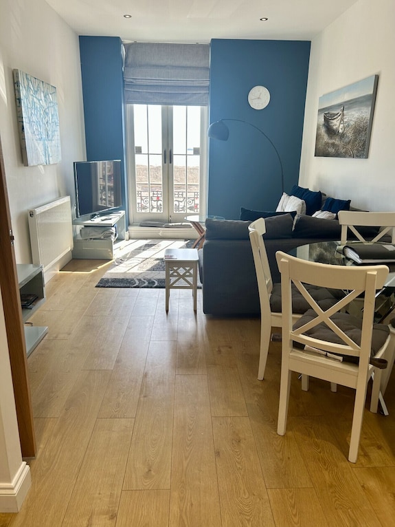 Beach From The Balcony - Ensuite And Private Parking - Portsmouth