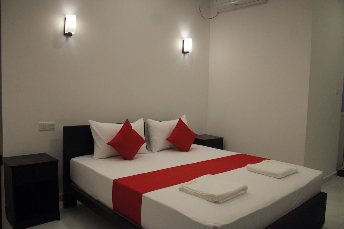 Quarto casal luxo, vista para o jardim | Escrivaninha, espaço de trabalho para notebook, quartos à prova de som