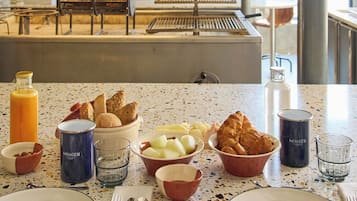 Café da manhã completo grátis todos os dias