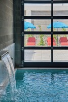 Piscina com cascata