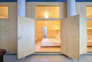 Suíte premium, sacada | Frigobar, cofres nos quartos, individualmente decorados
