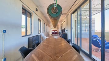 Cobertura superior, sacada, vista para a montanha | 1 quarto, frigobar, cofres nos quartos, individualmente decorados