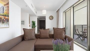 Apartamento Premium, vista para o porto | Sala de estar | Smart TV de 58 polegadas com canais digitais, Netflix