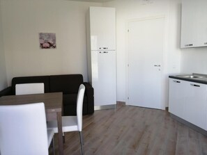 Apartamento, 2 quartos, para fumantes, sacada | Sala de jantar