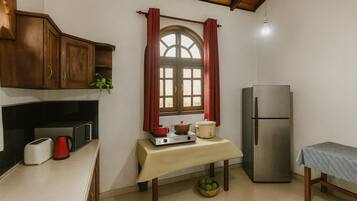 Villa de Luxo | Cozinha privada | Um frigorífico/congelador grande, um micro-ondas, uma placa de cozinha