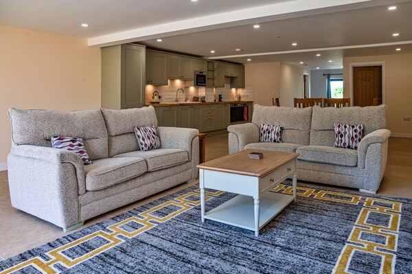 Barn In Cotswolds With Hot Tub & Scenic Views - Bourton-on-the-Water