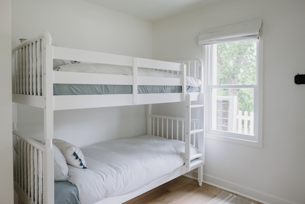 Alex Landing: Waterfront getaway on Chain of Lakes - best location ...