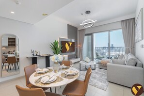 Apartamento superluxo, vista para a cidade | Opções para refeição no quarto