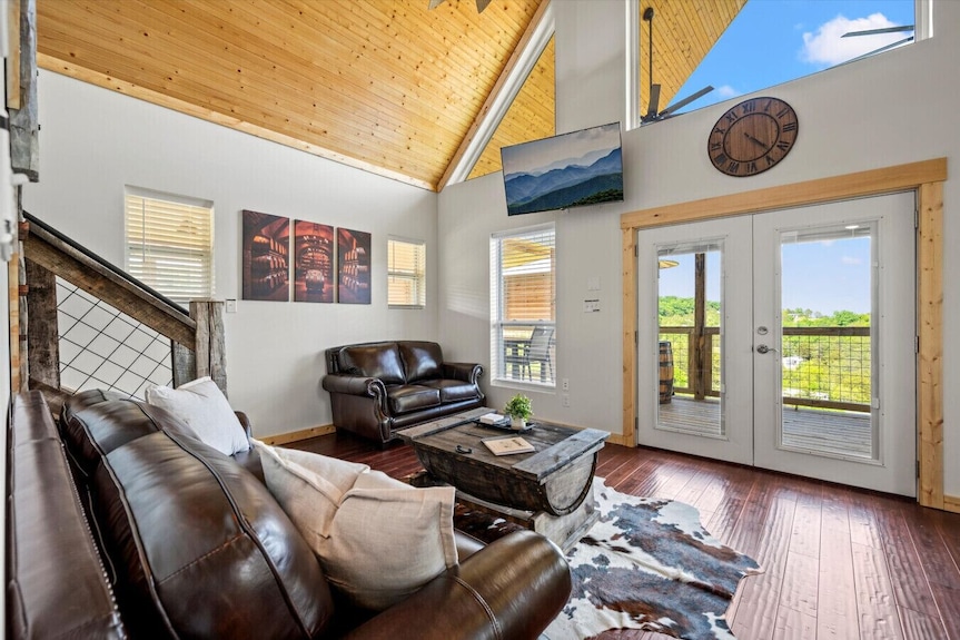 Tennessee Whiskey Cabin- Lake And Mtn Views, Covered Deck, Game Room, Pool Table, Bbq, Pets - Dandridge, TN