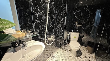 Quarto casal standard | Banheiro | Chuveiro, produtos de toalete grátis, secador de cabelo, chinelos