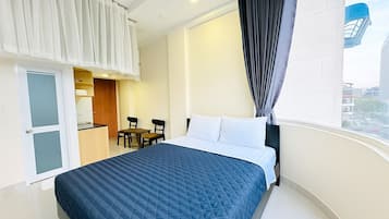 Minibar, secretária, Wi-fi grátis, roupa de cama fornecida