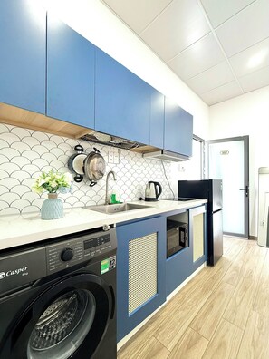 Apartamento luxo | Cozinha privada | Geladeira, micro-ondas, cooktop, mesas de jantar