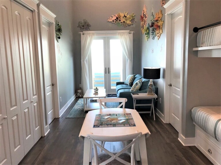 Seahorse Inn Ocean Views & Walk To Sunny Beach - Galveston, TX