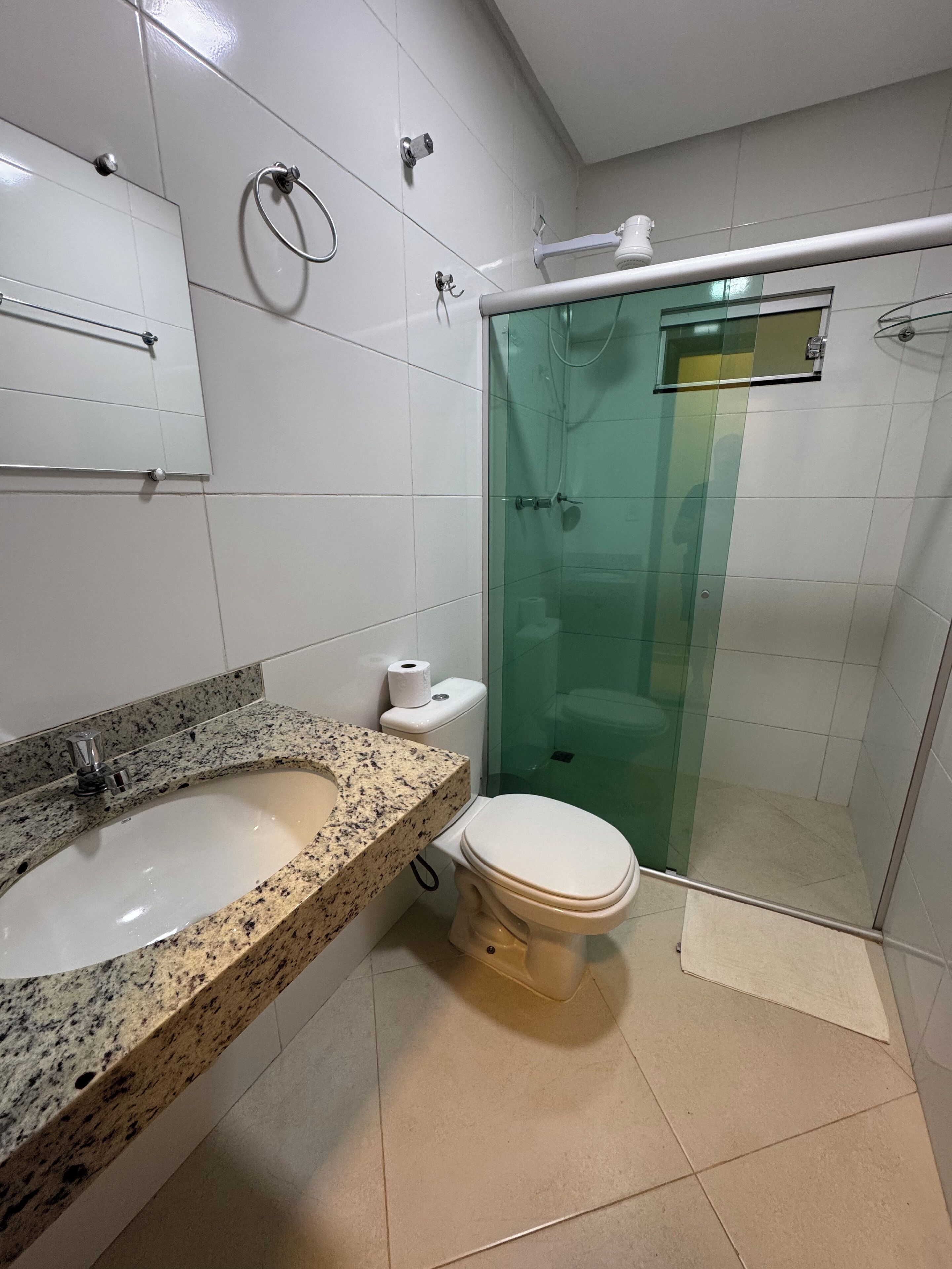 Chuveiro, toalhas de banho, sabonete, shampoo