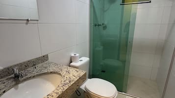 Chuveiro, toalhas de banho, sabonete, shampoo