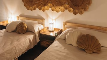Quarto Twin Deluxe, várias camas, varanda, Vista para a cidade | Wi-fi grátis
