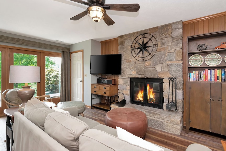 Aspen 2 | Fireplace, Restaurant, Pool, Spa - Blowing Rock, NC