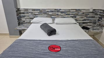 Quarto casal básico, 1 quarto | Roupas de cama premium, espaço de trabalho para notebook