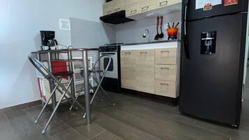 Quarto Duplo ou Twin Clássico | Cozinha partilhada | Um micro-ondas, um forno, utensílios de cozinha